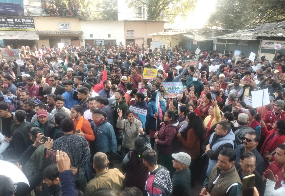 दून में उमड़ पड़ा हुजूम, जुबां पर एक ही नारा, 'मूल निवास-मूल निवास ...